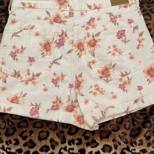 American Eagle Outfitters | Shorts | American Eagle Off White Floral ...